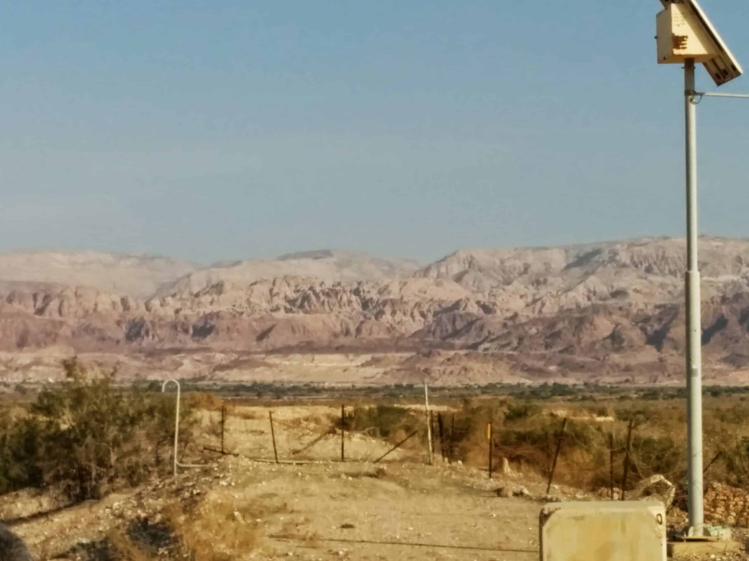 Aravah_border_at_Neot_HaKikar,_Israel – תנועת אור | תנועת אור